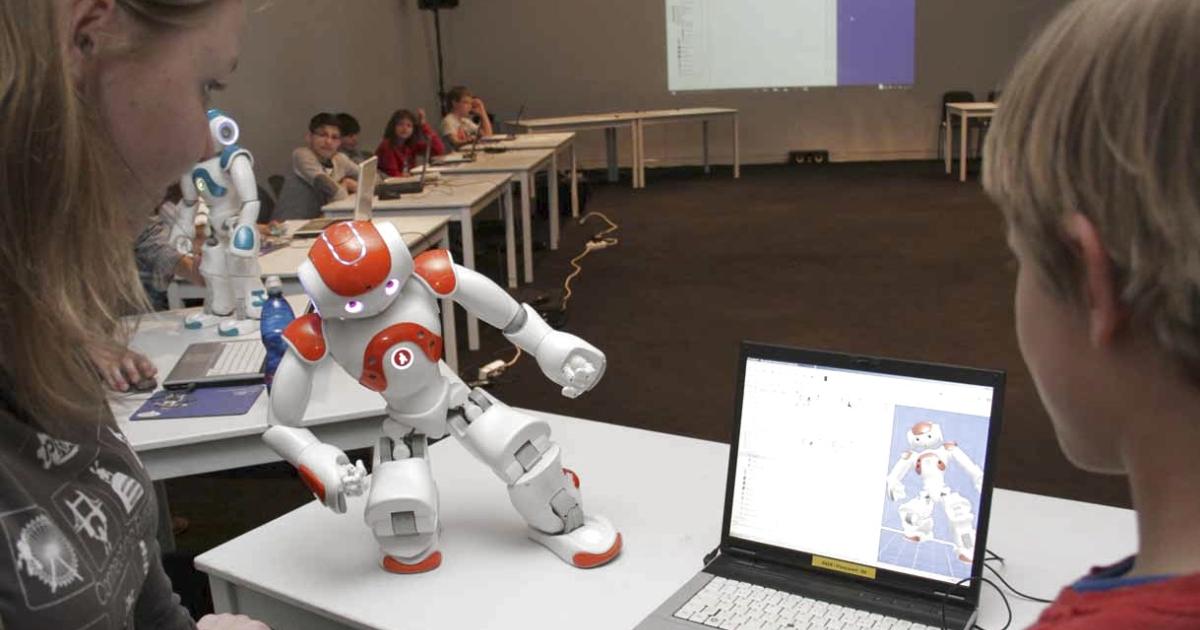 Kinder lassen Roboter aufstehen, winken und ein Quadrat gehen