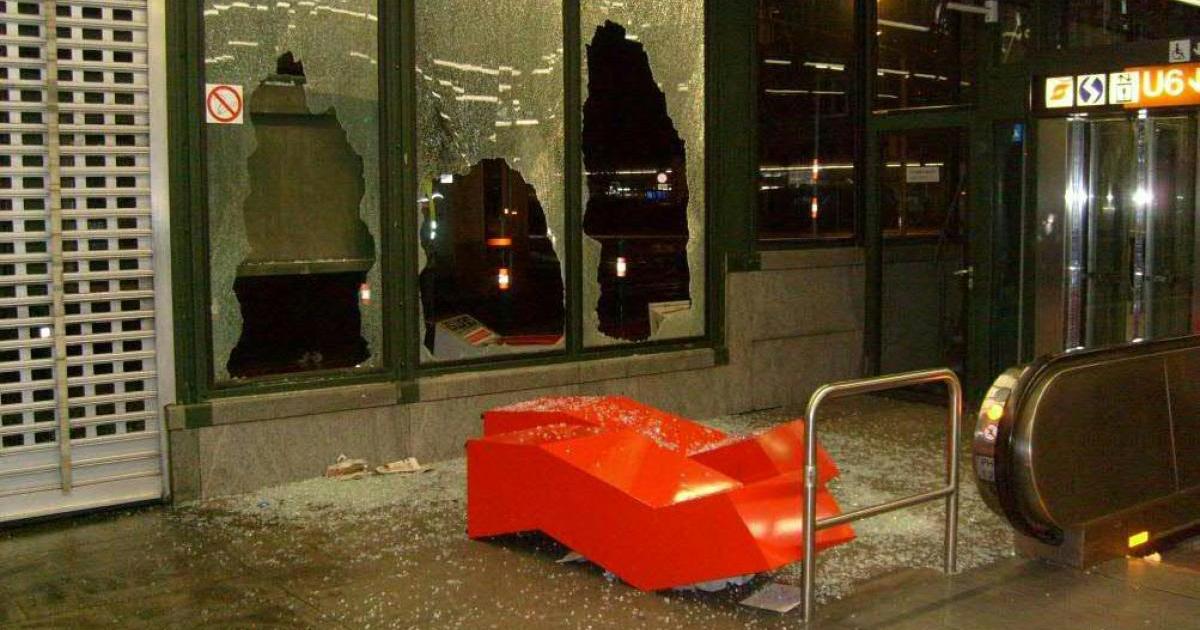 Betrunkener schlug in U-Bahn-Station Scheiben ein | Kurier