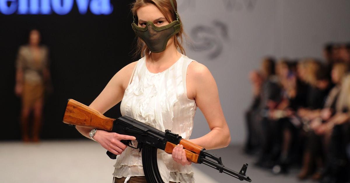 Minsk: Models mit Kalaschnikow auf dem Laufsteg | Kurier