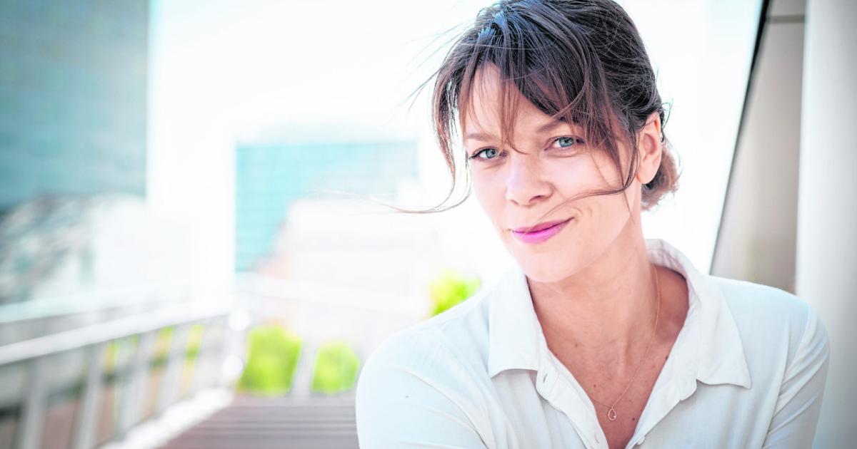 "You Are Wanted": Jessica Schwarz zieht vor Matthias Schweighöfer den ...