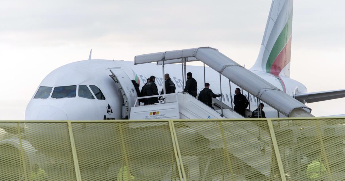 Abschiebung: Kritik und Demo vor Afghanistan-Flug | Kurier