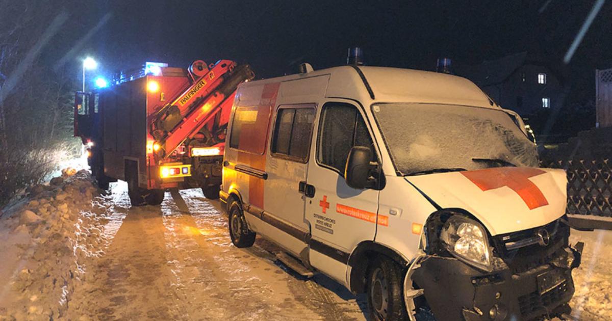 Rettungswagen geriet auf Gegenfahrbahn: Vier Verletzte