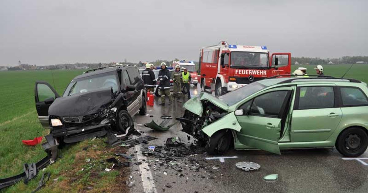 Auto auf Gegenfahrbahn: Vier Verletzte | Kurier