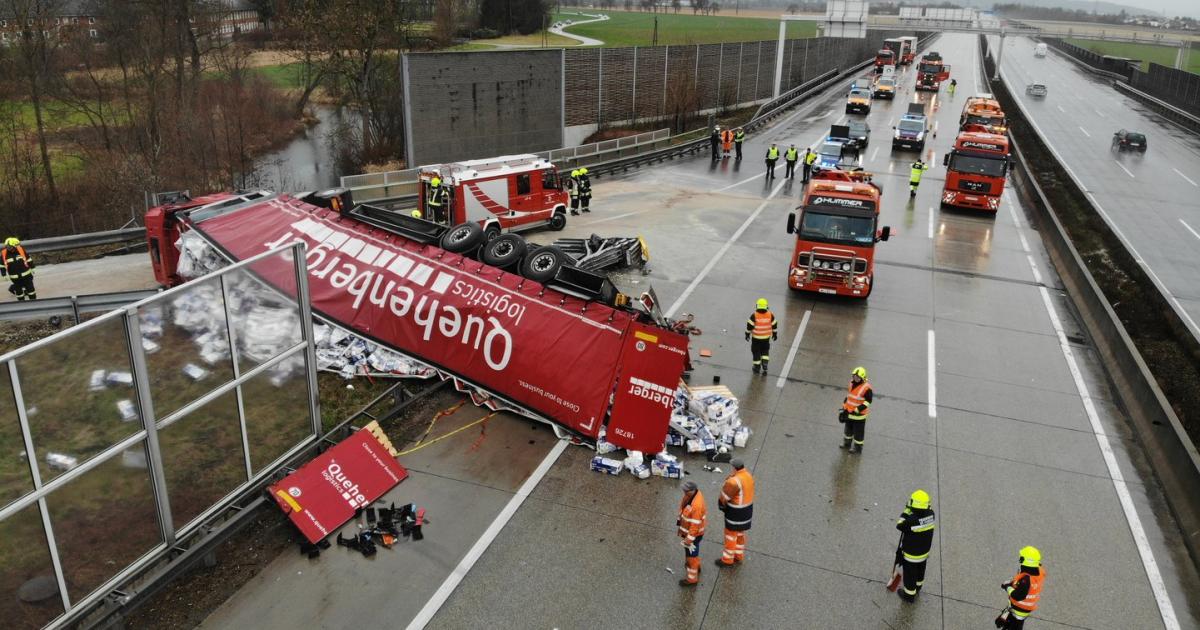 Auffahrunfall zweier Lkw: Massiver Stau auf der Westautobahn