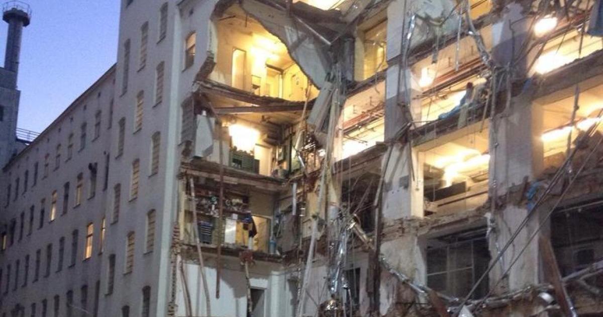 Manner-Fabrik nach Einsturz wetterfest gemacht | Kurier