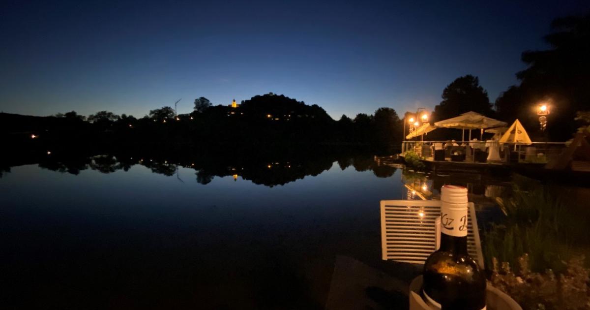 Riegersburg: Mediterrane Stimmung mit Sonnenuntergang am See