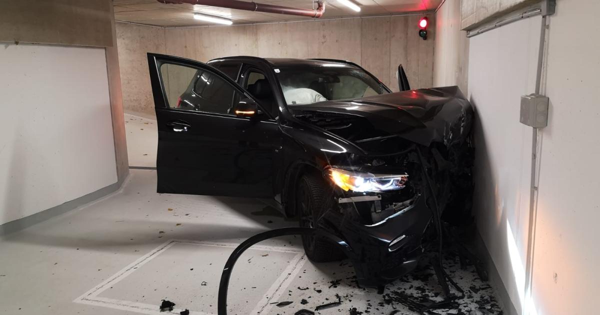 Schwer demoliert: Auto fährt durch Garagentor | Kurier