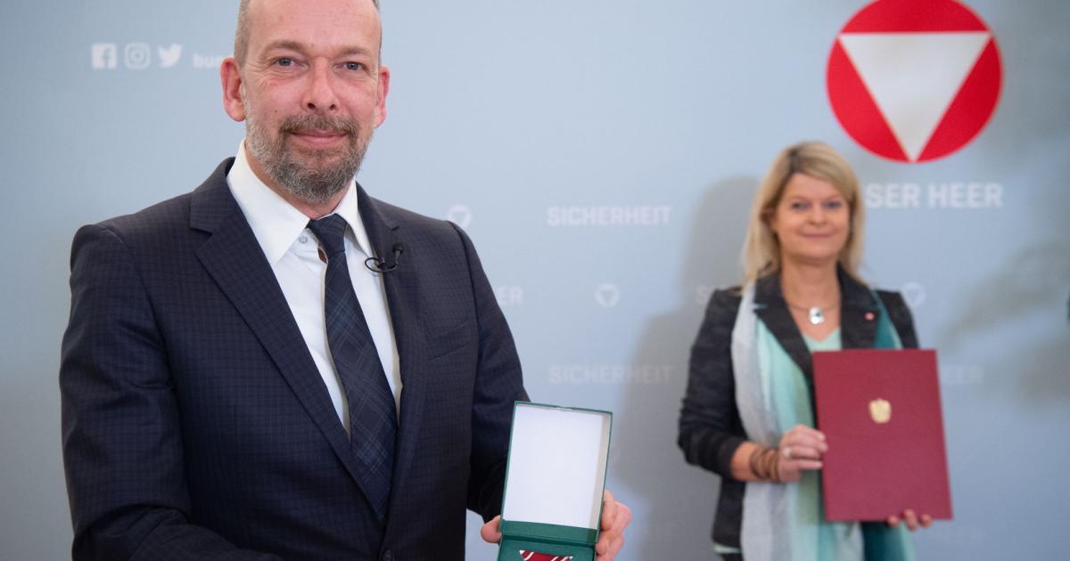 Habt Acht: Robert Kratky bekommt Militär-Anerkennungsmedaille | Kurier
