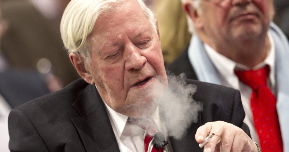 Helmut Schmidt wird nach OP weiter rauchen | Kurier