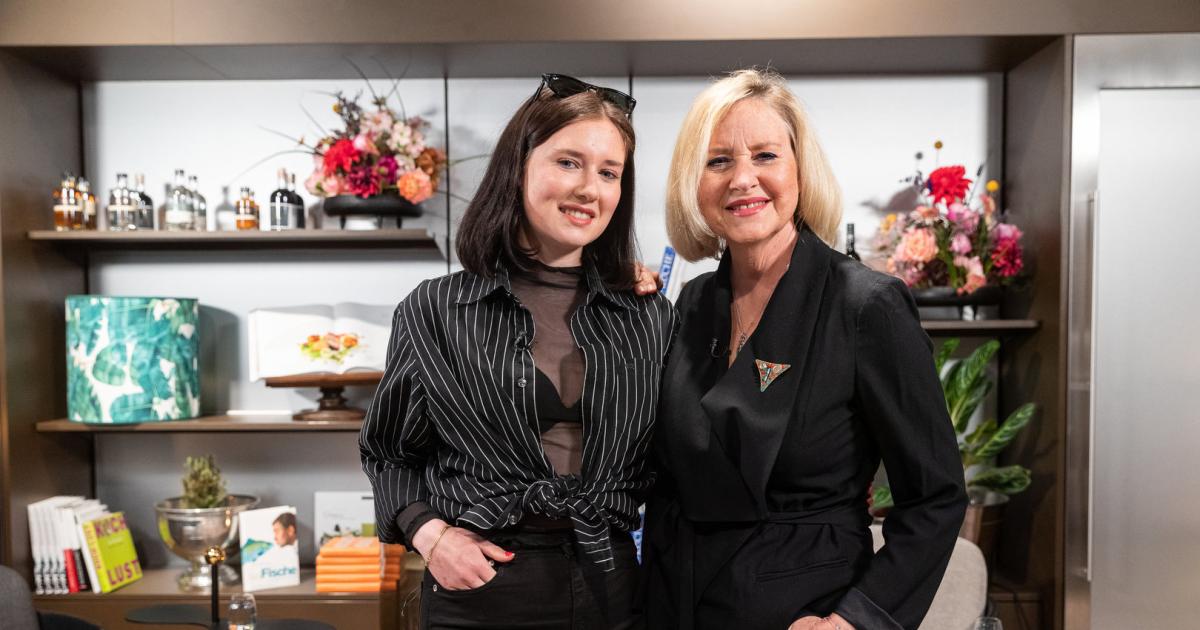 Dynamisches Duo: Elisabeth Engstler steht mit Tochter auf der Bühne ...