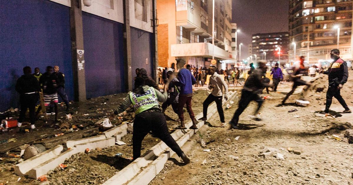 Blutige Proteste und Eskalation der Gewalt in Südafrika | Kurier