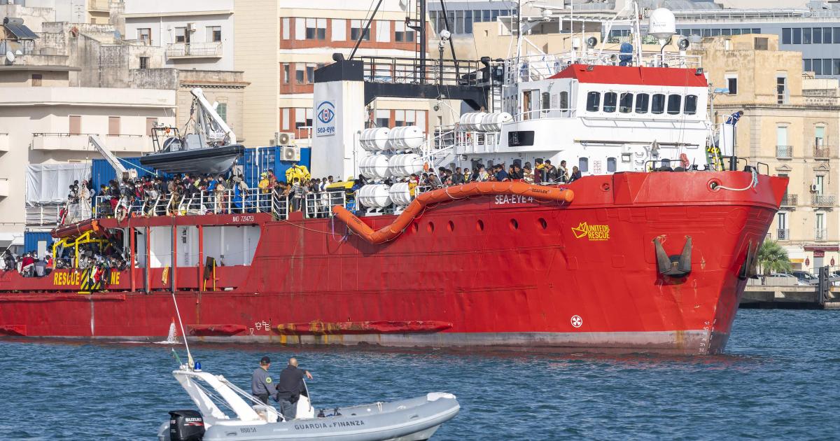 Rettungsschiff "Sea-Eye 4" mit 847 Migranten in Sizilien angekommen ...