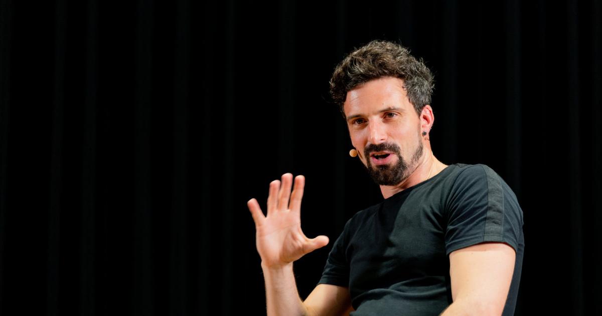 Autor Brett Scott: "Wer digital zahlt, hinterlässt Spuren" | Kurier