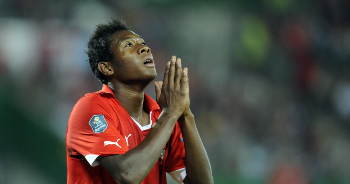 David Alaba beschenkt Flüchtlinge mit Schuhen