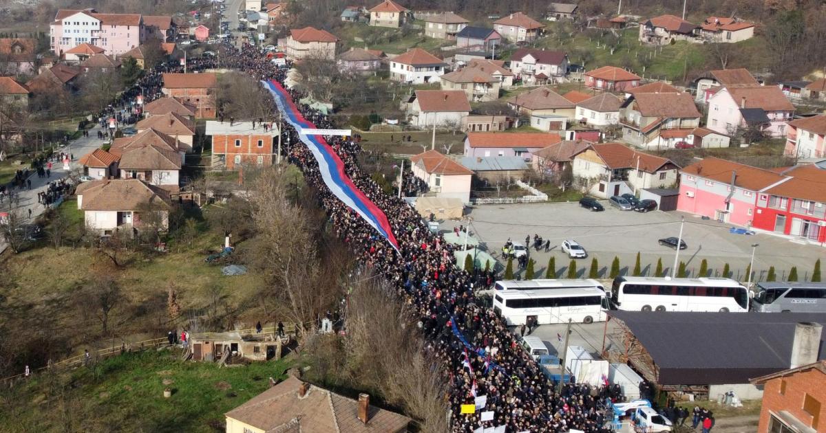 Massenprotest im Kosovo: Serben trugen eine 250 Meter lange Flagge | Kurier