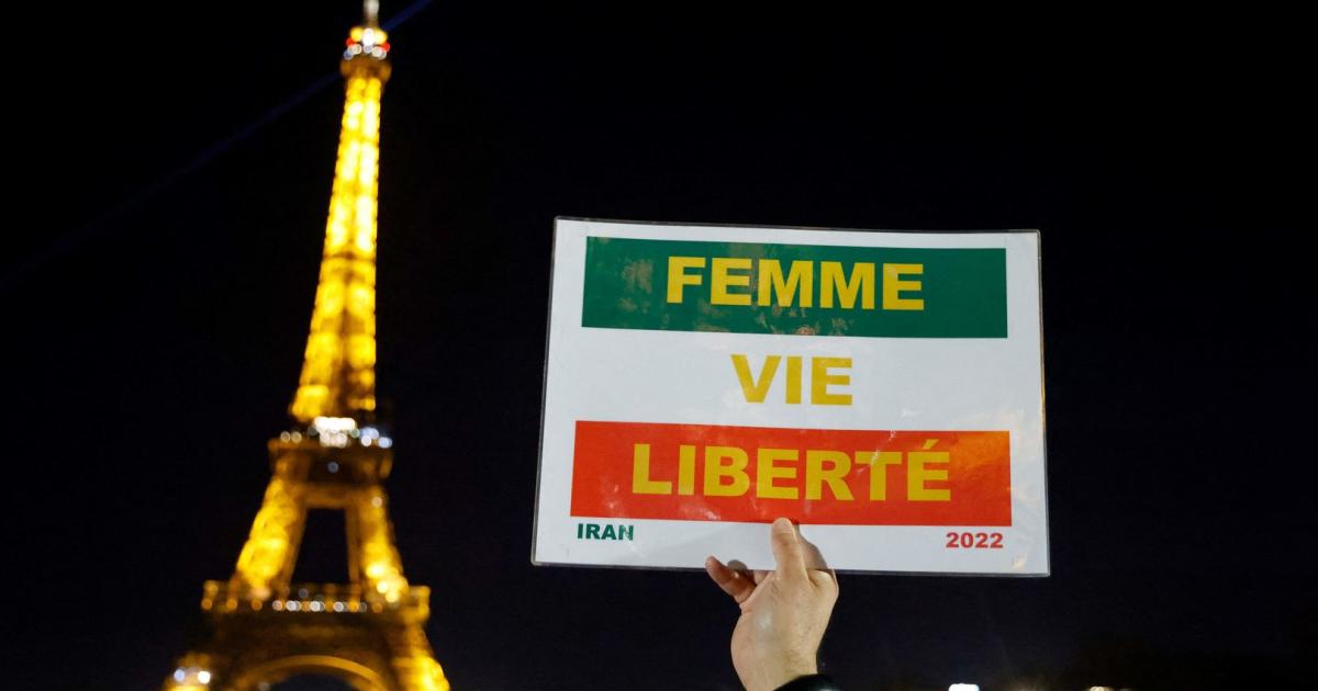 Iranian protest slogans light up Paris's Eiffel Tower – Archyde