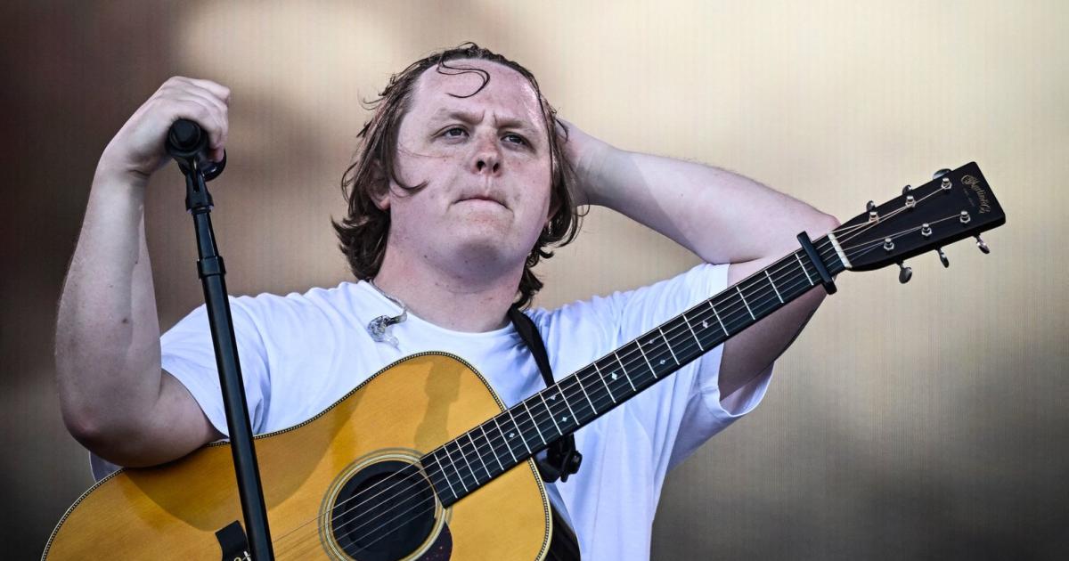 Nach Glastonbury-Auftritt: Lewis Capaldi nimmt Auszeit wegen Tourette ...