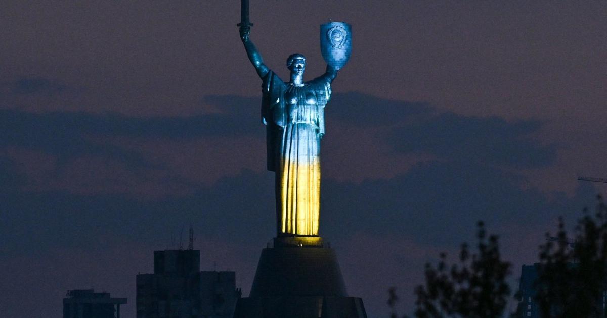 Sowjetsymbole von riesiger Mutter-Heimat-Statue in Kiew entfernt | Kurier