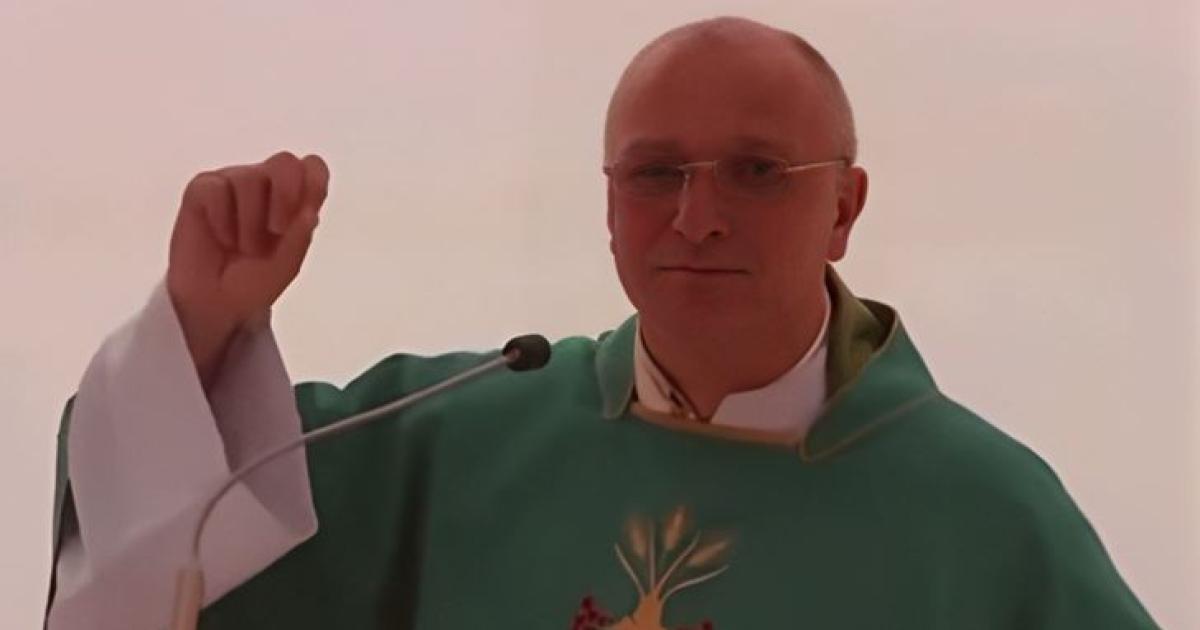 Priester-Predigt geht viral: "Helfen Migranten, wenn sie unseren Gott ...
