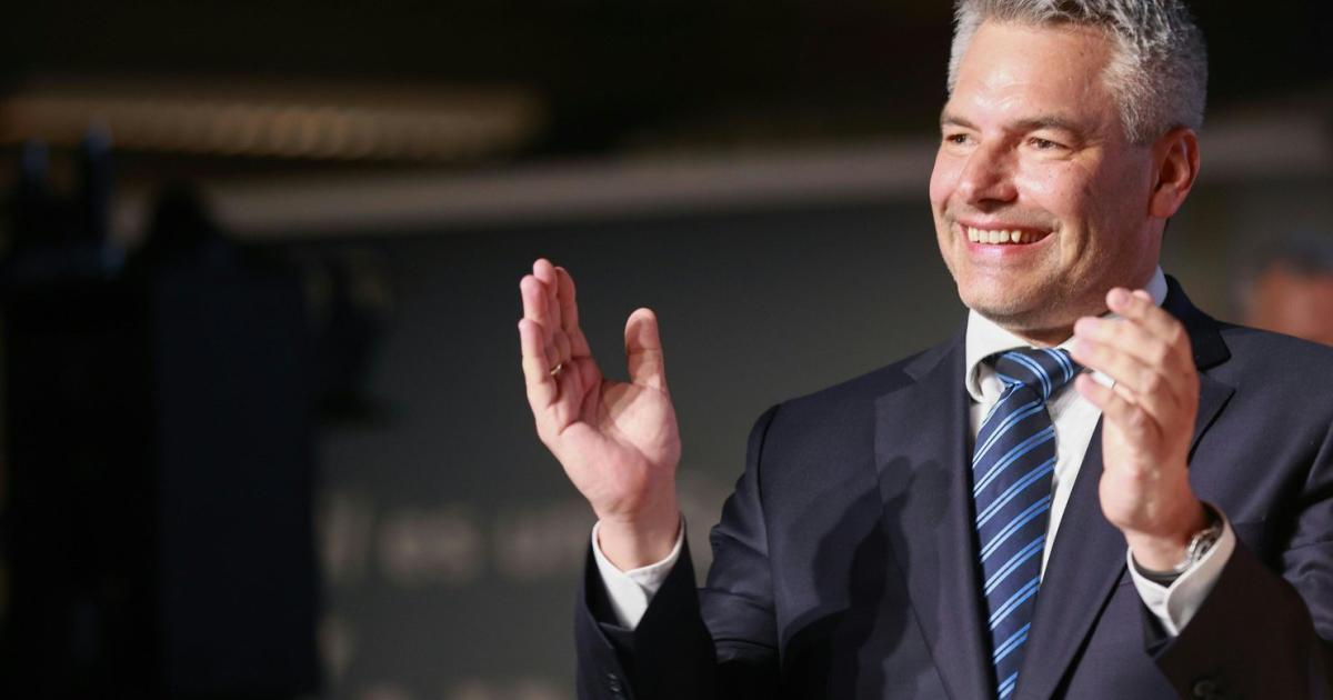 Prost! Karl Nehammer trinkt Bier ex - und geht viral | Kurier