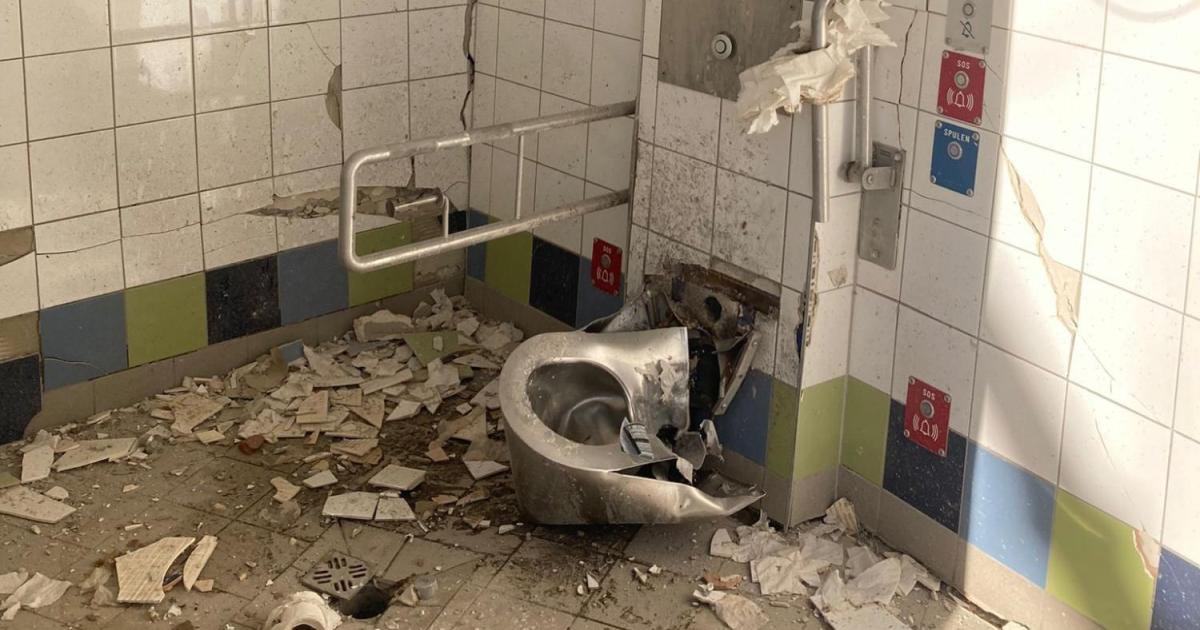 Öffentliches Wc In Wien Gesprengt Die Tür Flog 25 Meter Weit