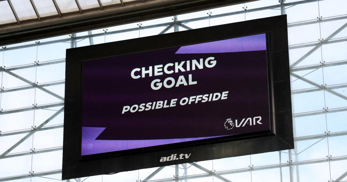 Protest gegen VAR-Entscheidung: Da warfen die Fans Fisch auf den Platz ...