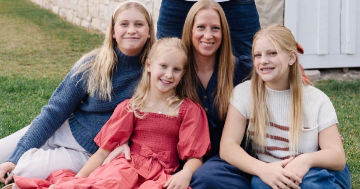 Reise-Influencerin Elise Caffee bei tragischem Unfall gestorben | Kurier