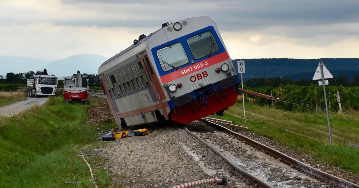 Zug im Bezirk Baden nach Unfall mit Pkw entgleist | Kurier