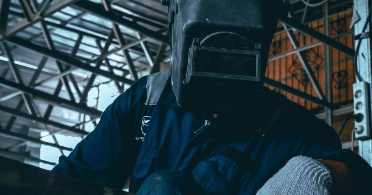 Mann (†57) steckt 5 Stunden in Industriemischer – tot | Kurier