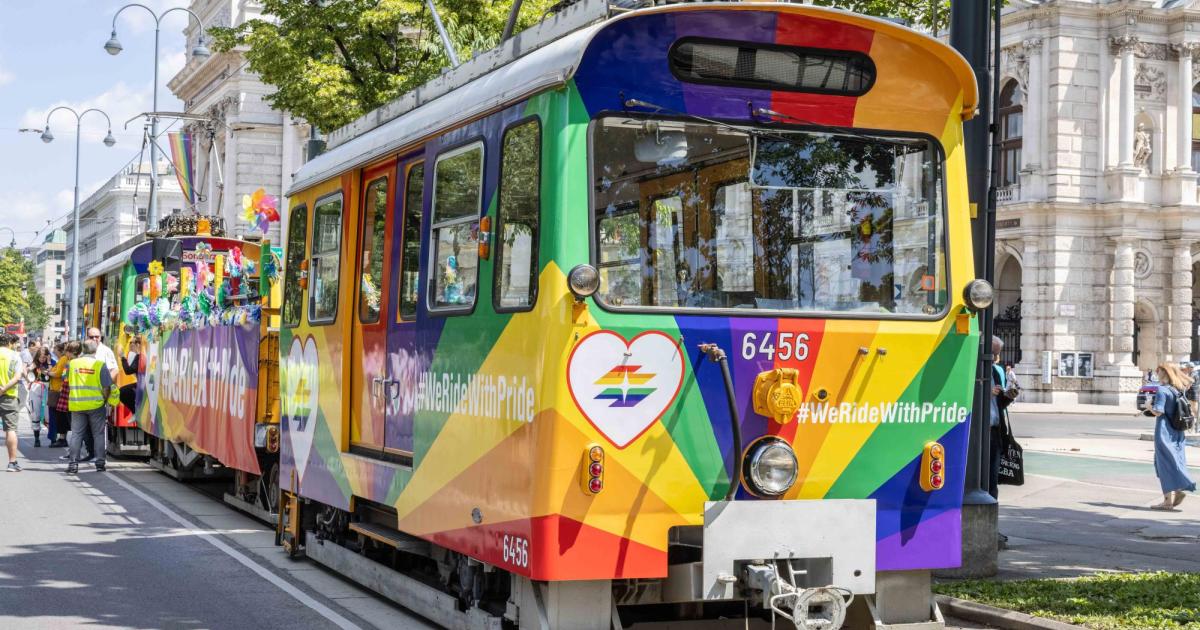 Regenbogenfahnen wehen in der Stadt: Pride Month gestartet | Kurier