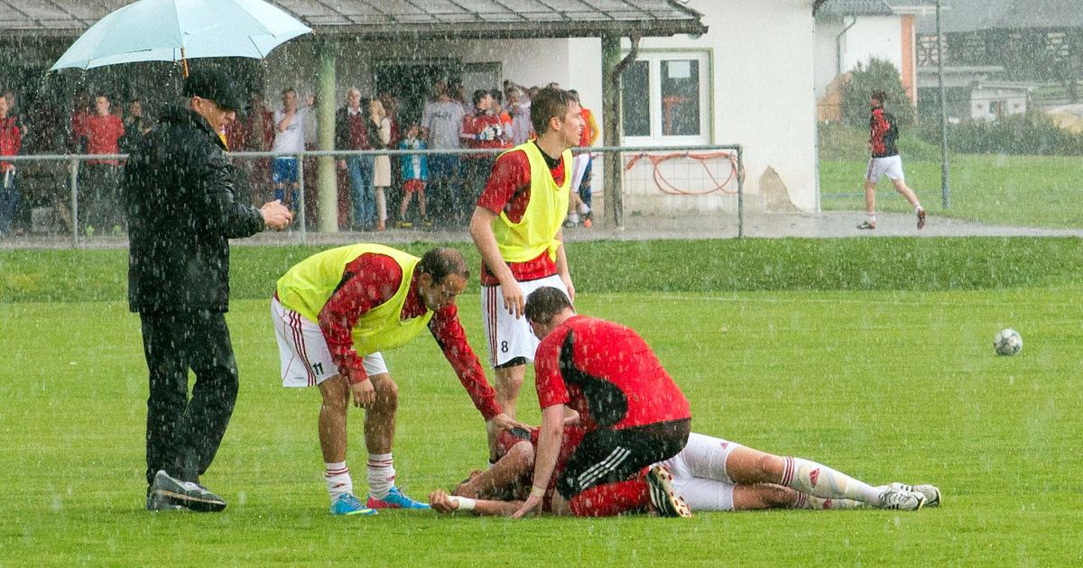 Fußballer vom Blitz getroffen: Opfer aus Koma erwacht | Kurier