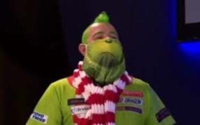 Die irre Grinch-Show des Darts-Superstars Peter Wright | Kurier